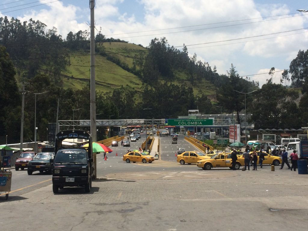 Passage de la frontière Equateur – Colombie au niveau de Tulcan ...